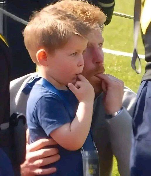 Breaking News: Prince Harry has returned to the UK with his son Archie ...