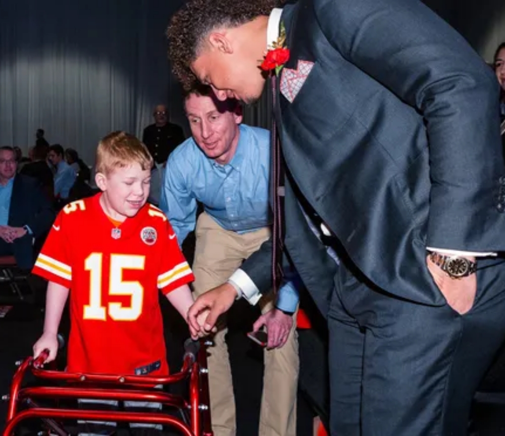Boy Enters Jewelry Shop to Buy Gift for His Mom, Suddenly Patrick ...